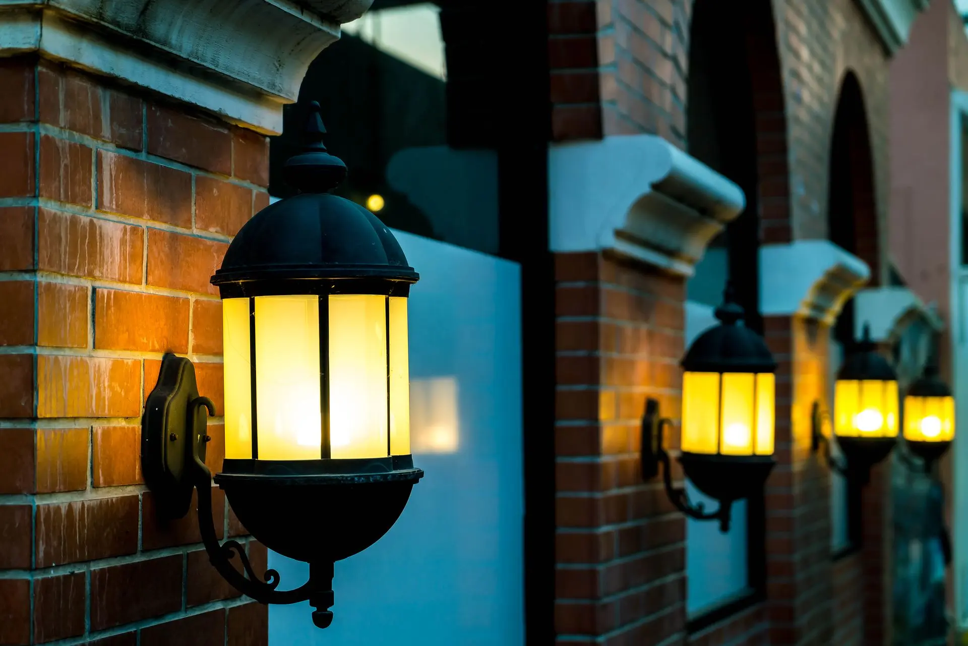 Wall and Deck Lighting Tips for Effortless Outdoor Flow
